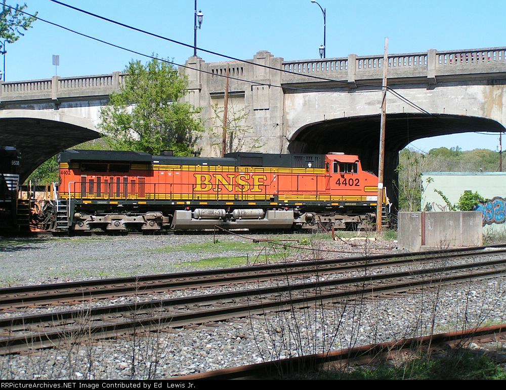 BNSF 4402